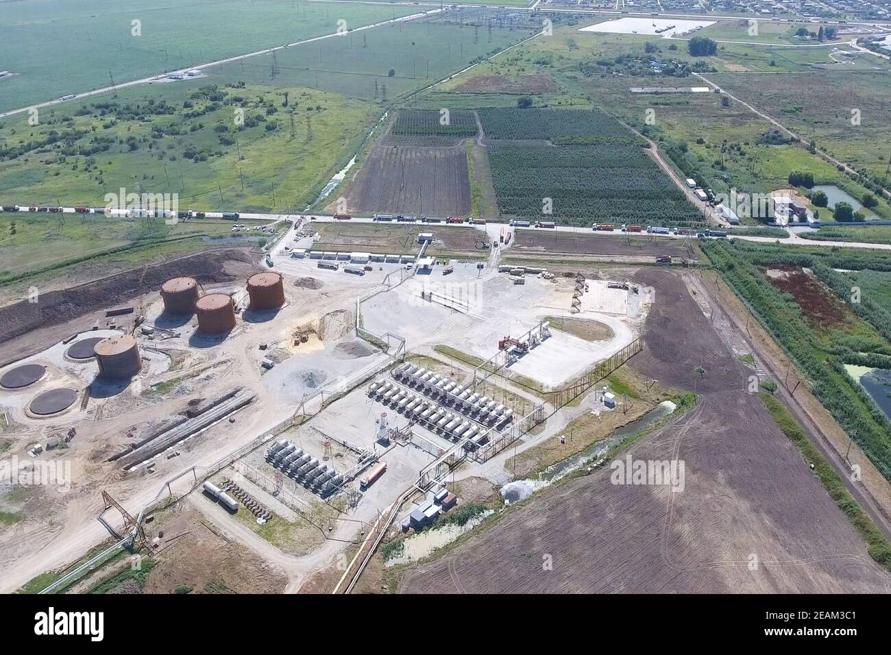 Oil refinery plant for primary and deep oil refining. Equipment Stock ...