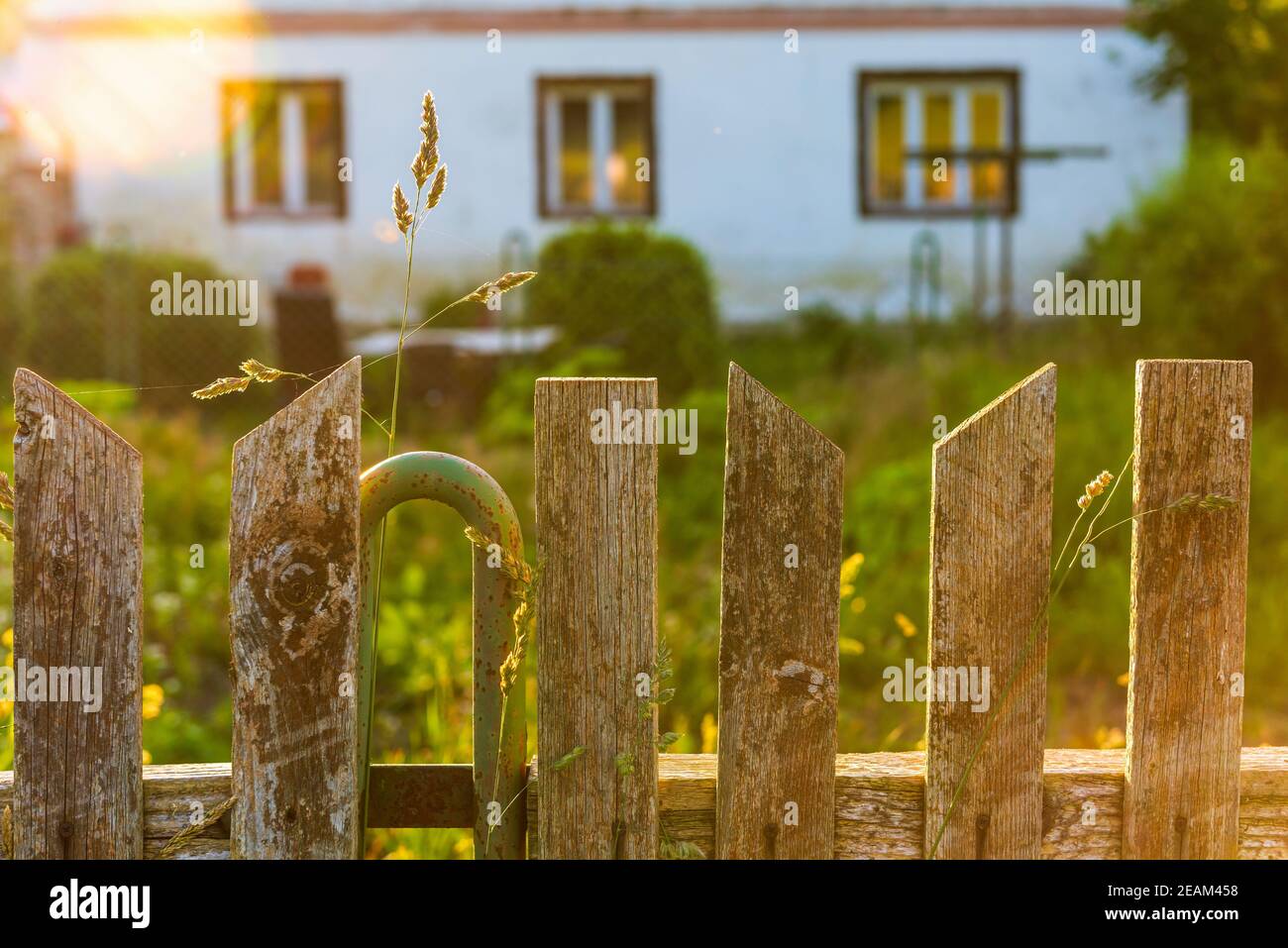 Sun on wood fence hi-res stock photography and images - Alamy