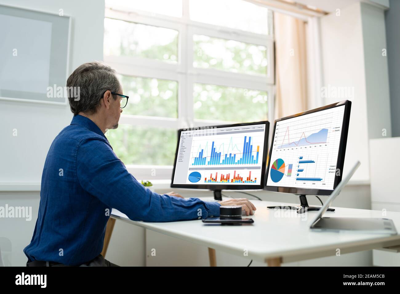 Data analyst graph hi-res stock photography and images - Alamy