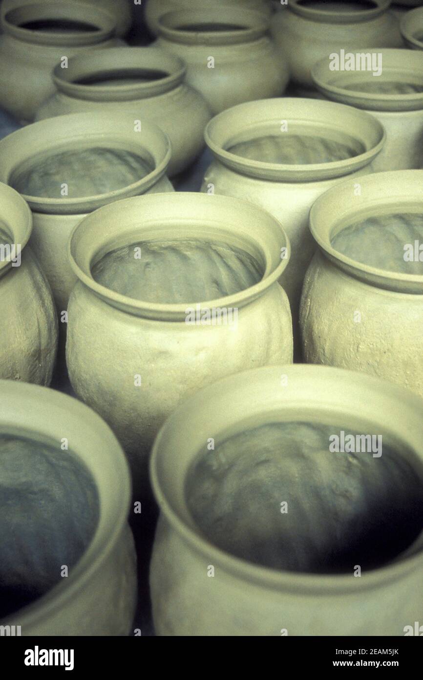 CAMBODIA KAMPONG CHHNANG POTTERY PRODUCTION Stock Photo - Alamy