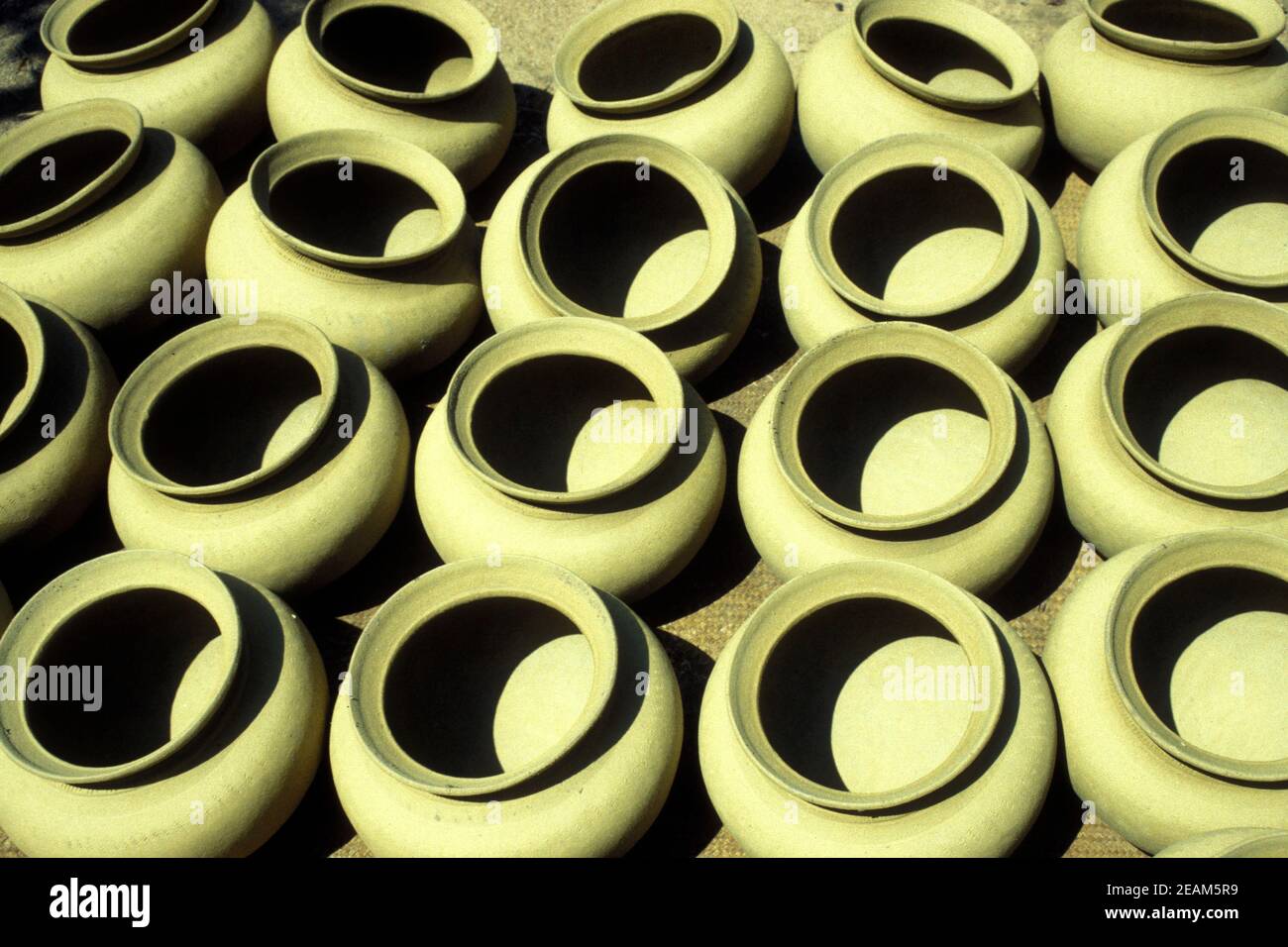 CAMBODIA KAMPONG CHHNANG POTTERY PRODUCTION Stock Photo - Alamy