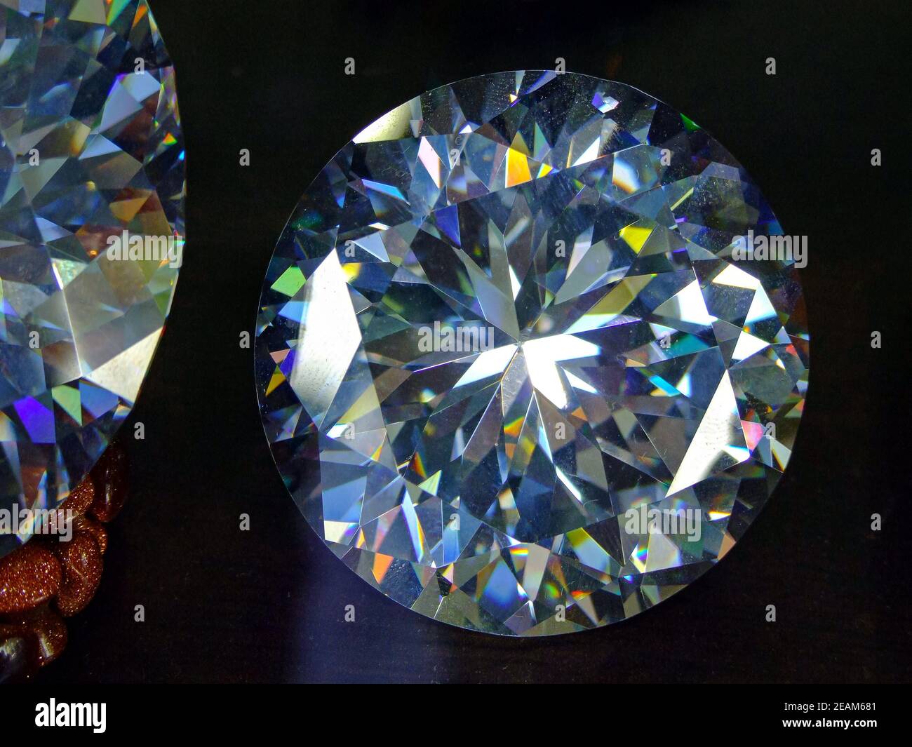 Round brilliant hi-res stock photography and images - Alamy