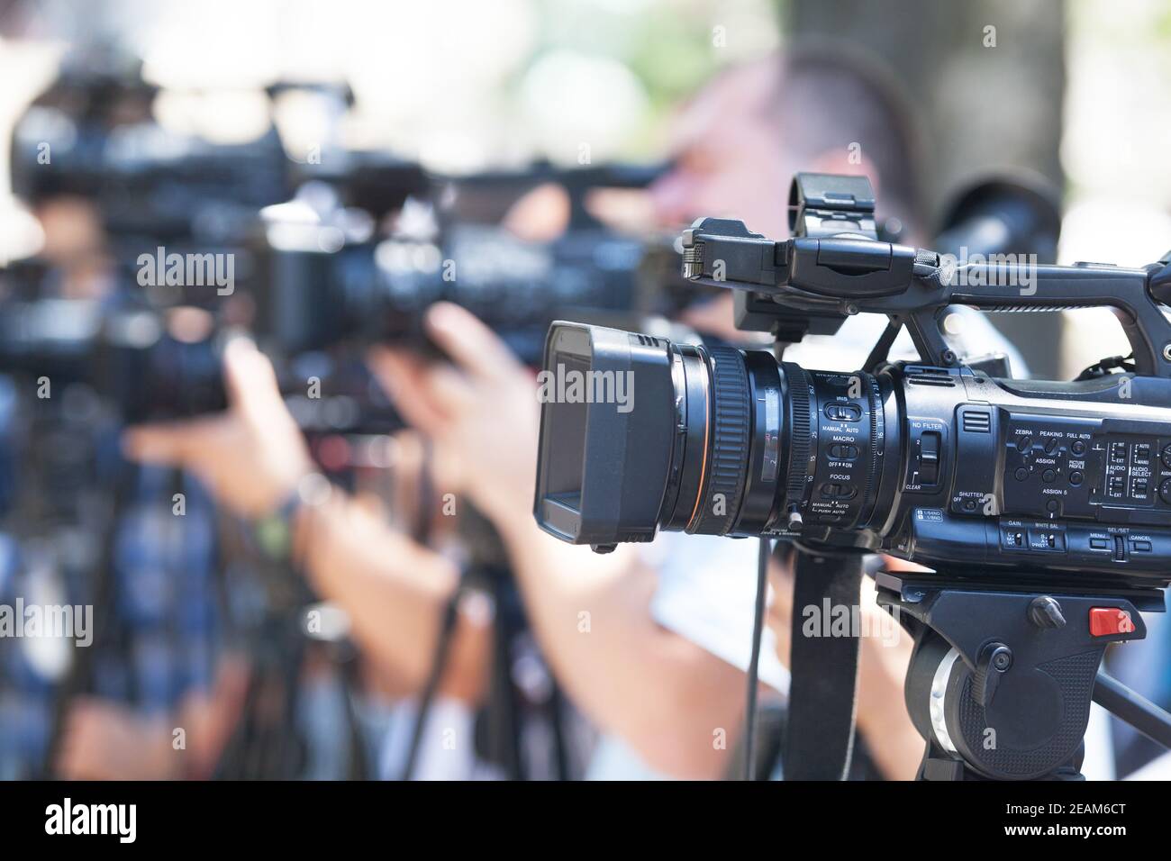 News reporter camera hi-res stock photography and images - Alamy