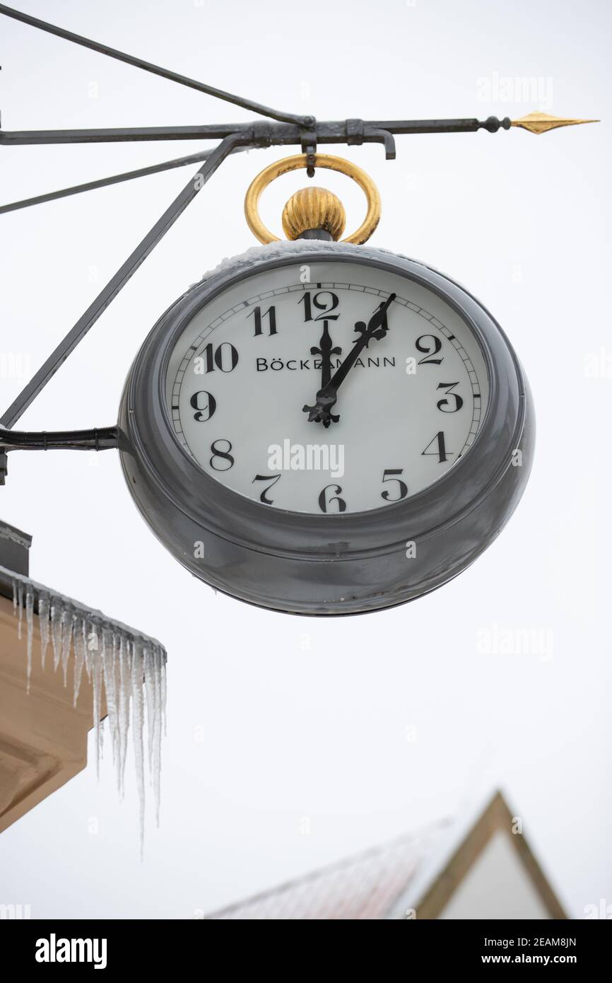 Clock five past twelve hi-res stock photography and images - Alamy