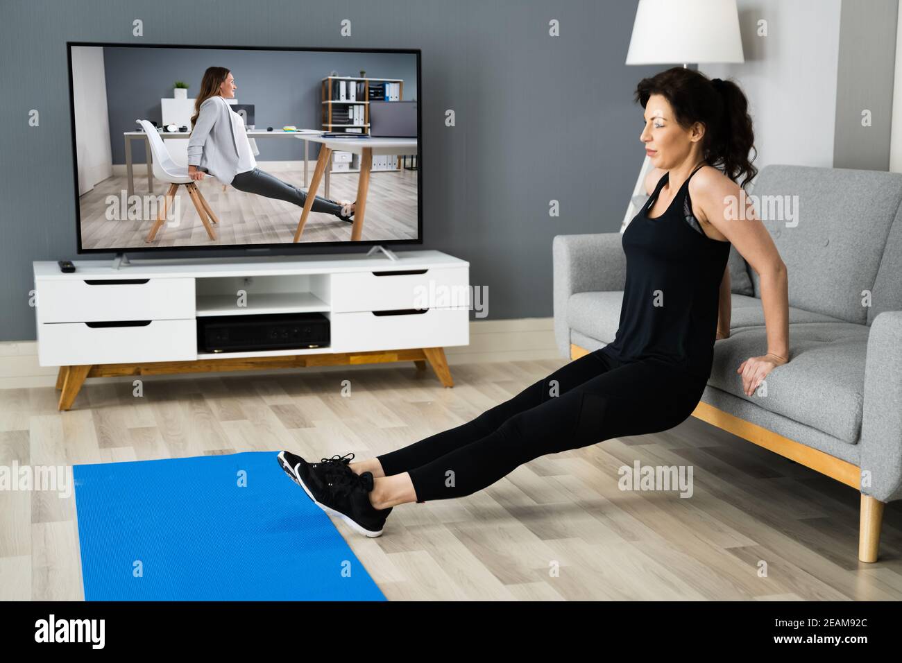 Woman fitness home tv hi-res stock photography and images - Alamy