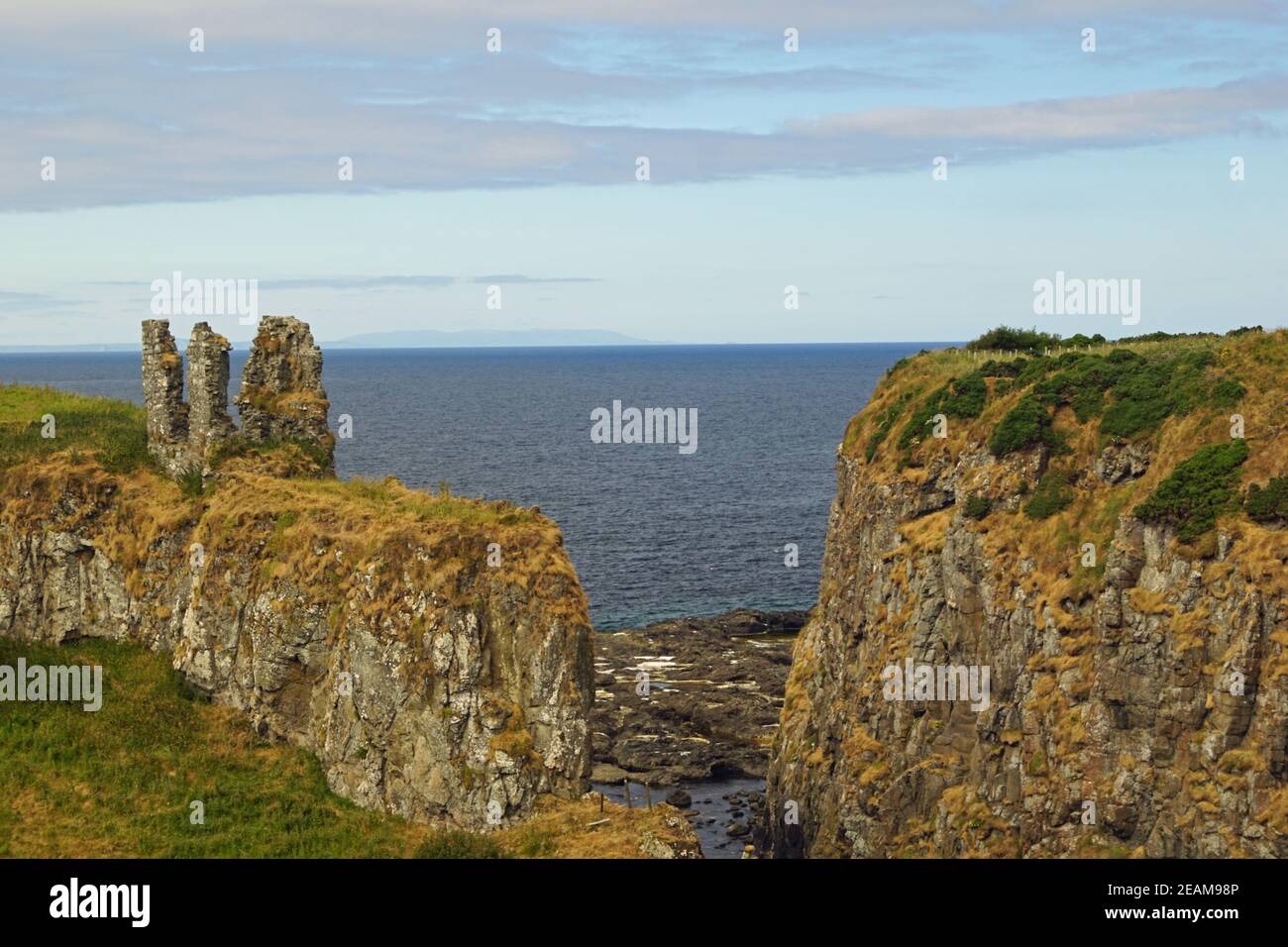 Dunseverick castle hi-res stock photography and images - Alamy
