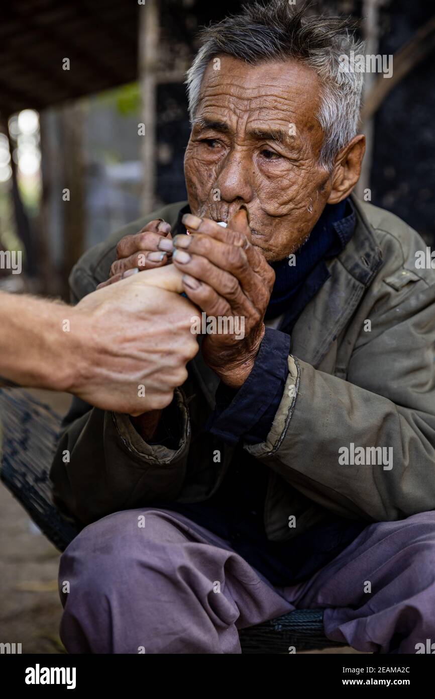 Homeless people in vietnam hi-res stock photography and images - Alamy