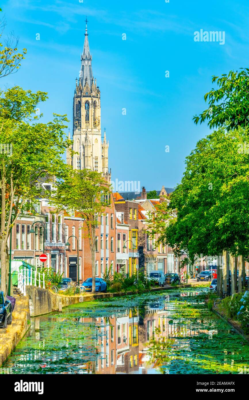Nieuwe Kerk church viewed behind a channel in Delft, Netherlands Stock ...