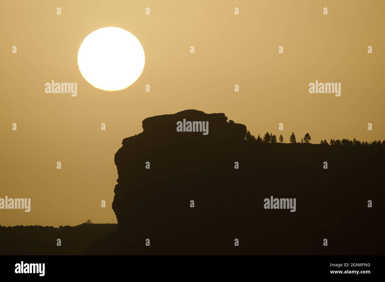 Cliff outline hi-res stock photography and images - Alamy