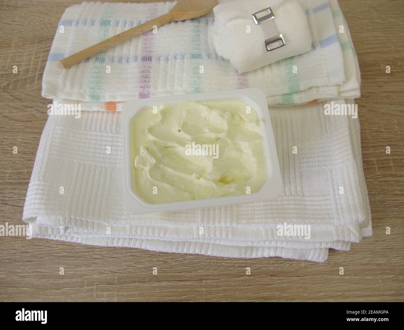 Neck wrap hi-res stock photography and images - Alamy