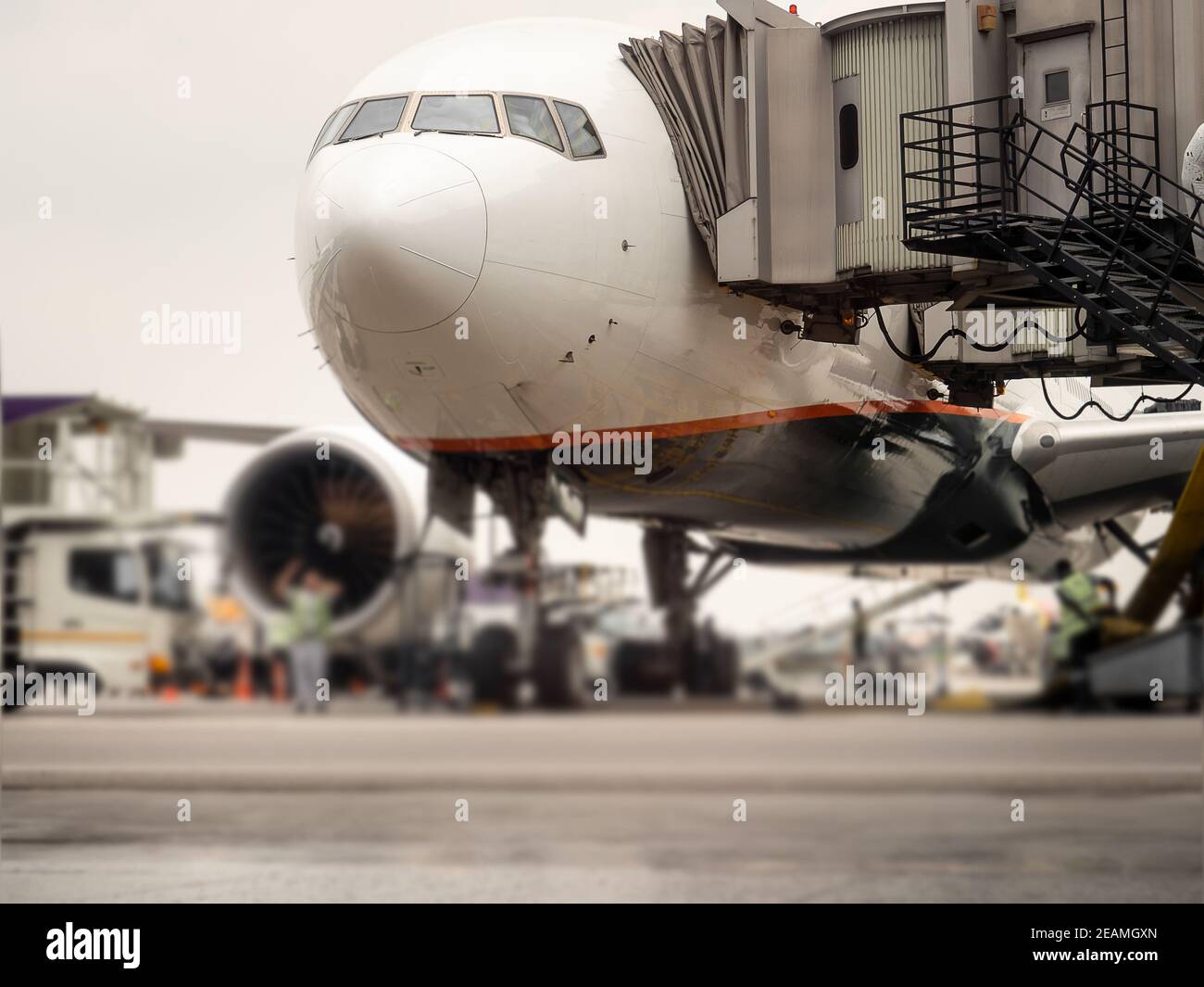 Airplane dock airport hi-res stock photography and images - Alamy