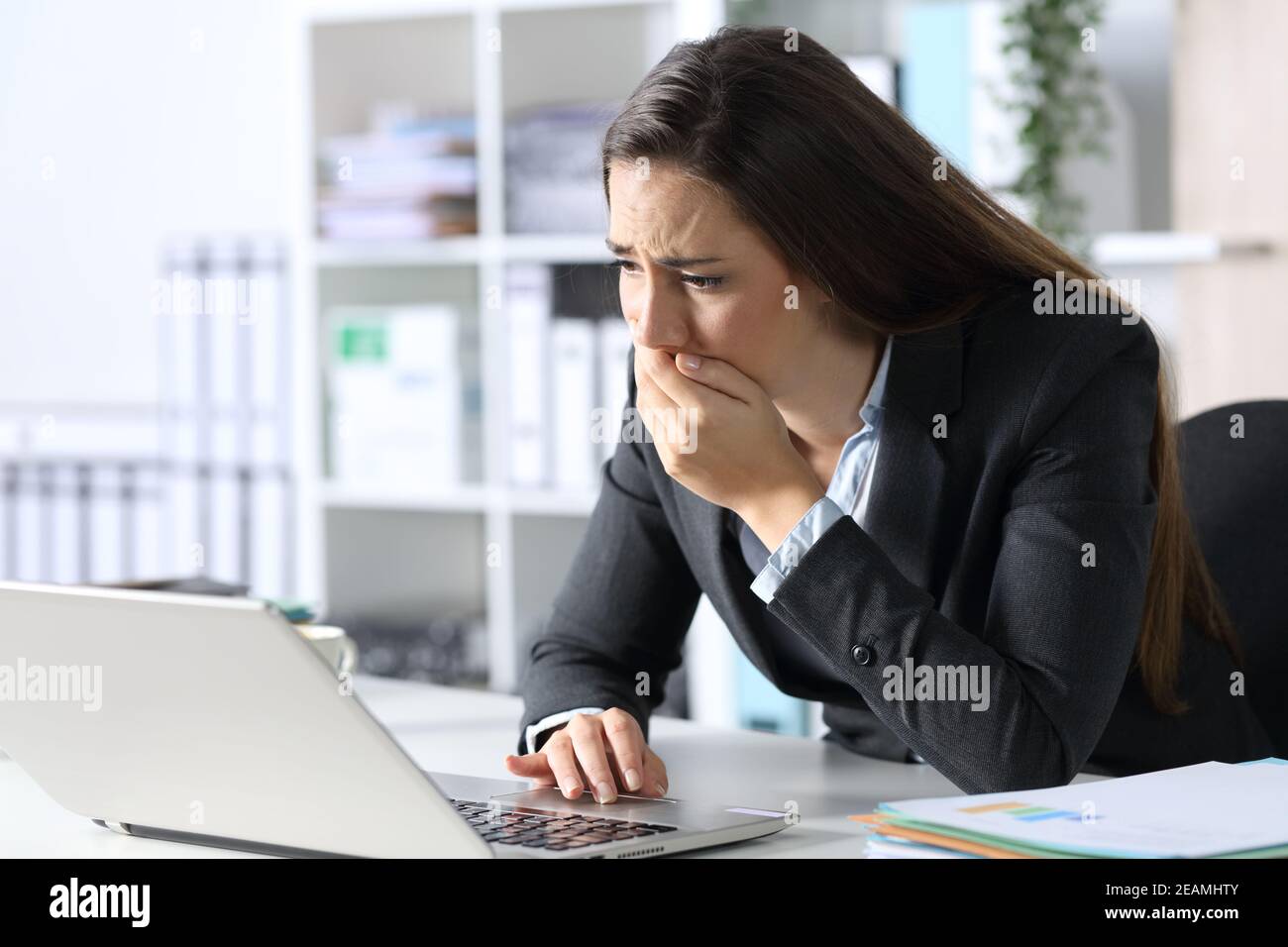 Sad worker office hi-res stock photography and images - Alamy