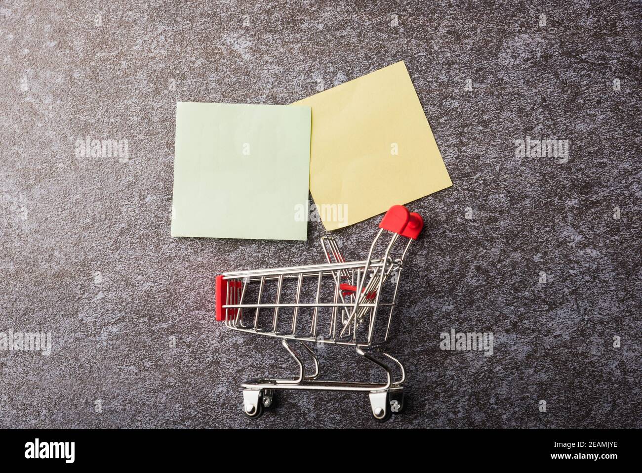 Blank paper stick note list with the shopping cart Stock Photo - Alamy