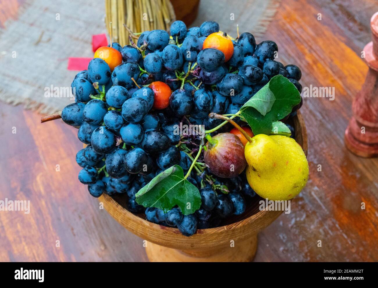 Blue grapes and pears in a vase. Fruit composition Stock Photo - Alamy