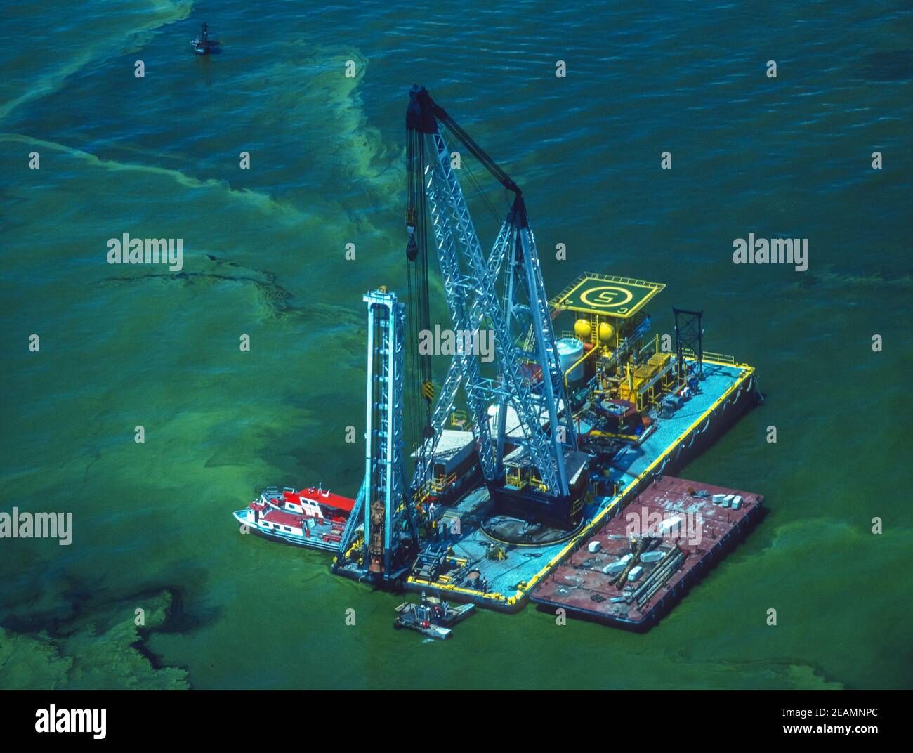 Lake maracaibo venezuela oil rig hi-res stock photography and images ...