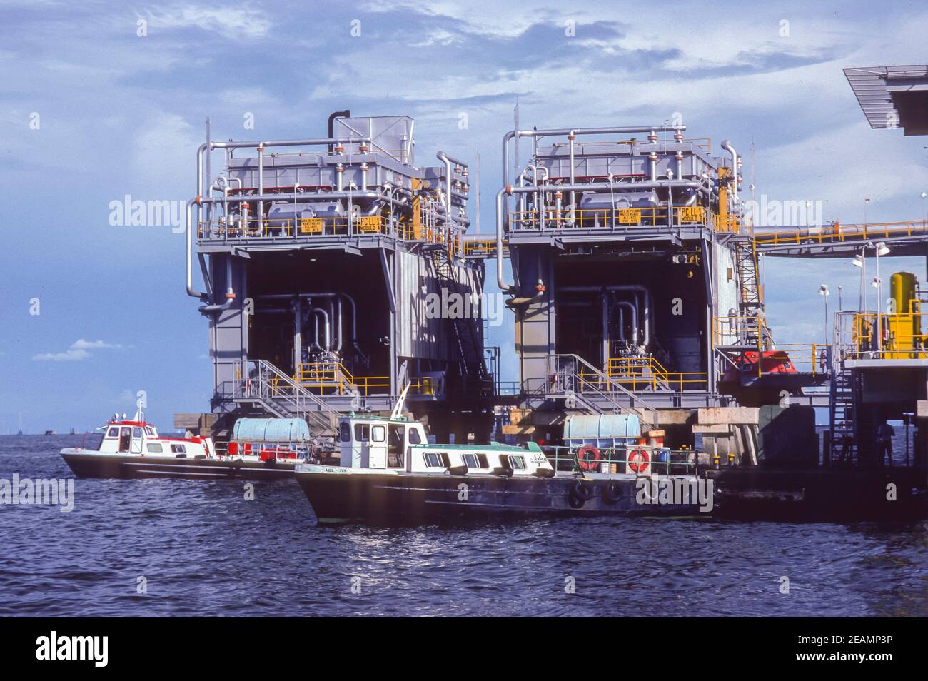 Lake maracaibo venezuela oil rig High Resolution Stock Photography and ...
