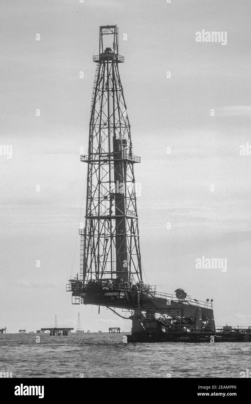 Lake maracaibo venezuela oil rig hi-res stock photography and images ...