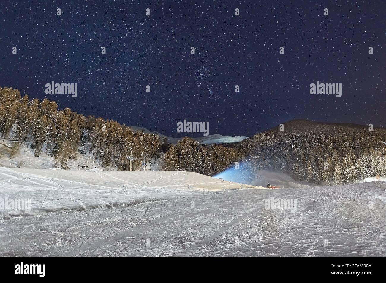 Skiing slope hi-res stock photography and images - Alamy
