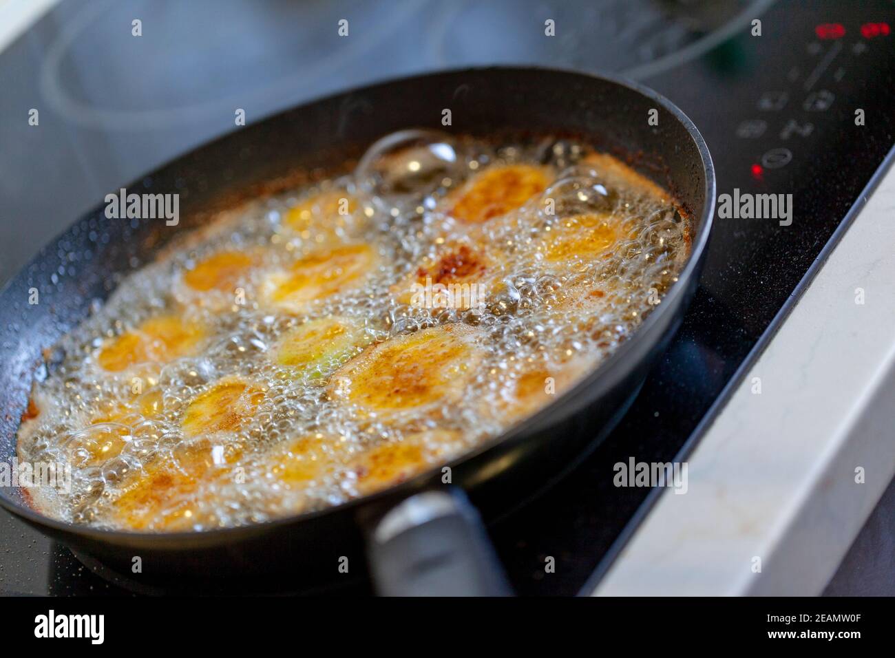 Deep fried food ( vegetable) under preparation Stock Photo - Alamy