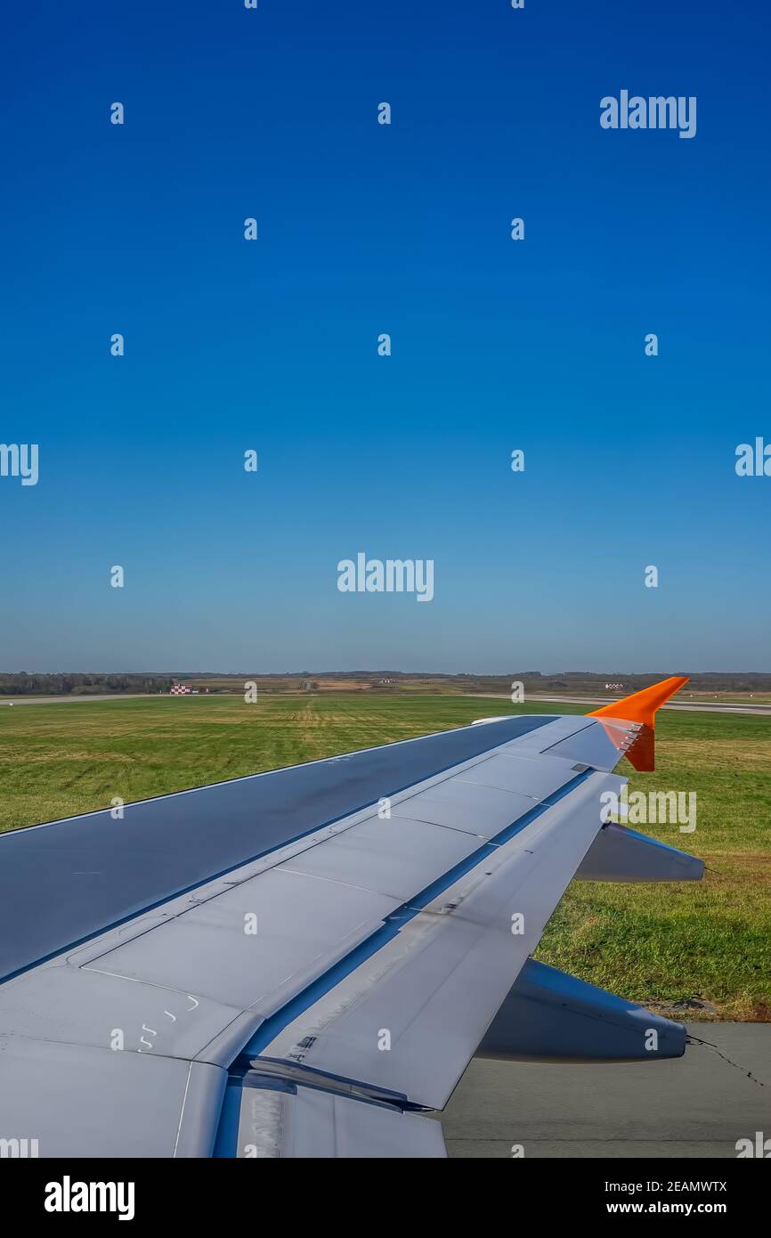 Airplane wing on the background of the landscape Stock Photo - Alamy