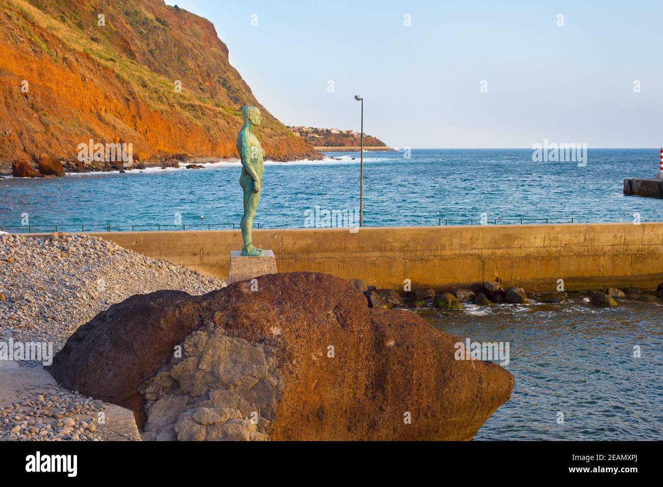 Fisherman Statue ocean Madeira sculpture Stock Photo - Alamy