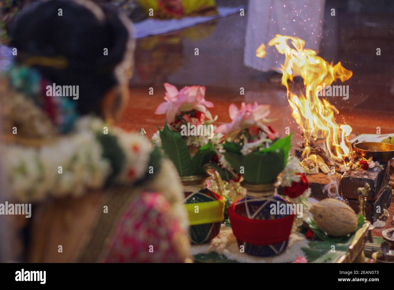 Yagya ritual hi-res stock photography and images - Alamy