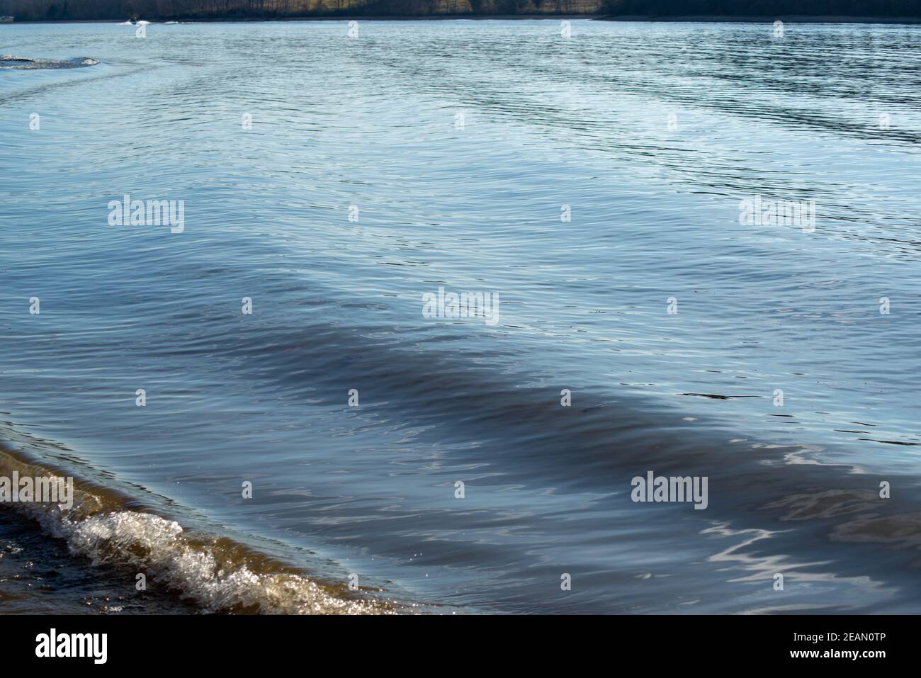 Breaking shore line hi-res stock photography and images - Alamy