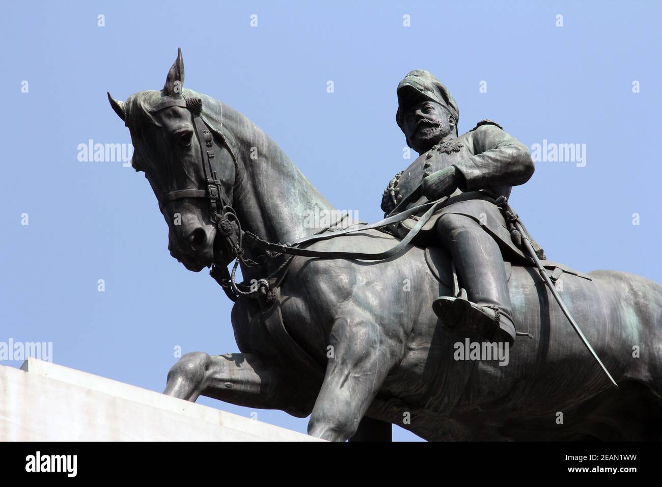 Edwards VII Rex imperator statue, southern entrance of Victoria ...