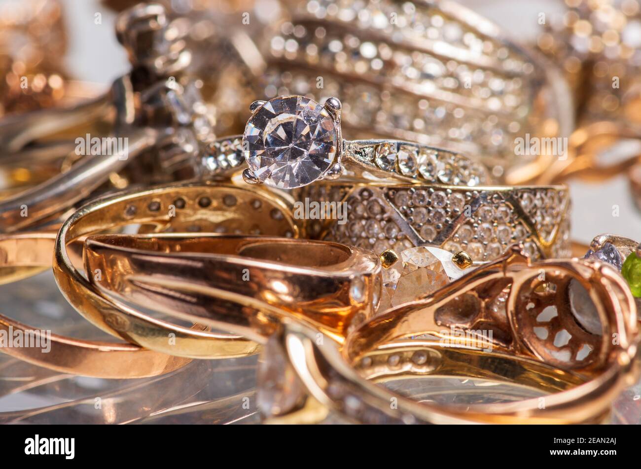 Scrap gold hi-res stock photography and images - Alamy