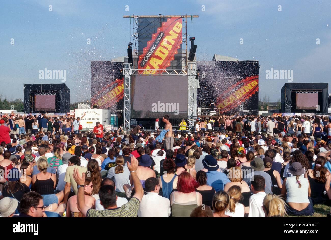 Fans watching limp Bizkit at the Reading Festival 2000, Berkshire ...