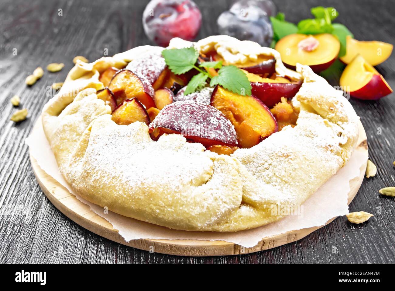 Plums on wooden board hi-res stock photography and images - Alamy