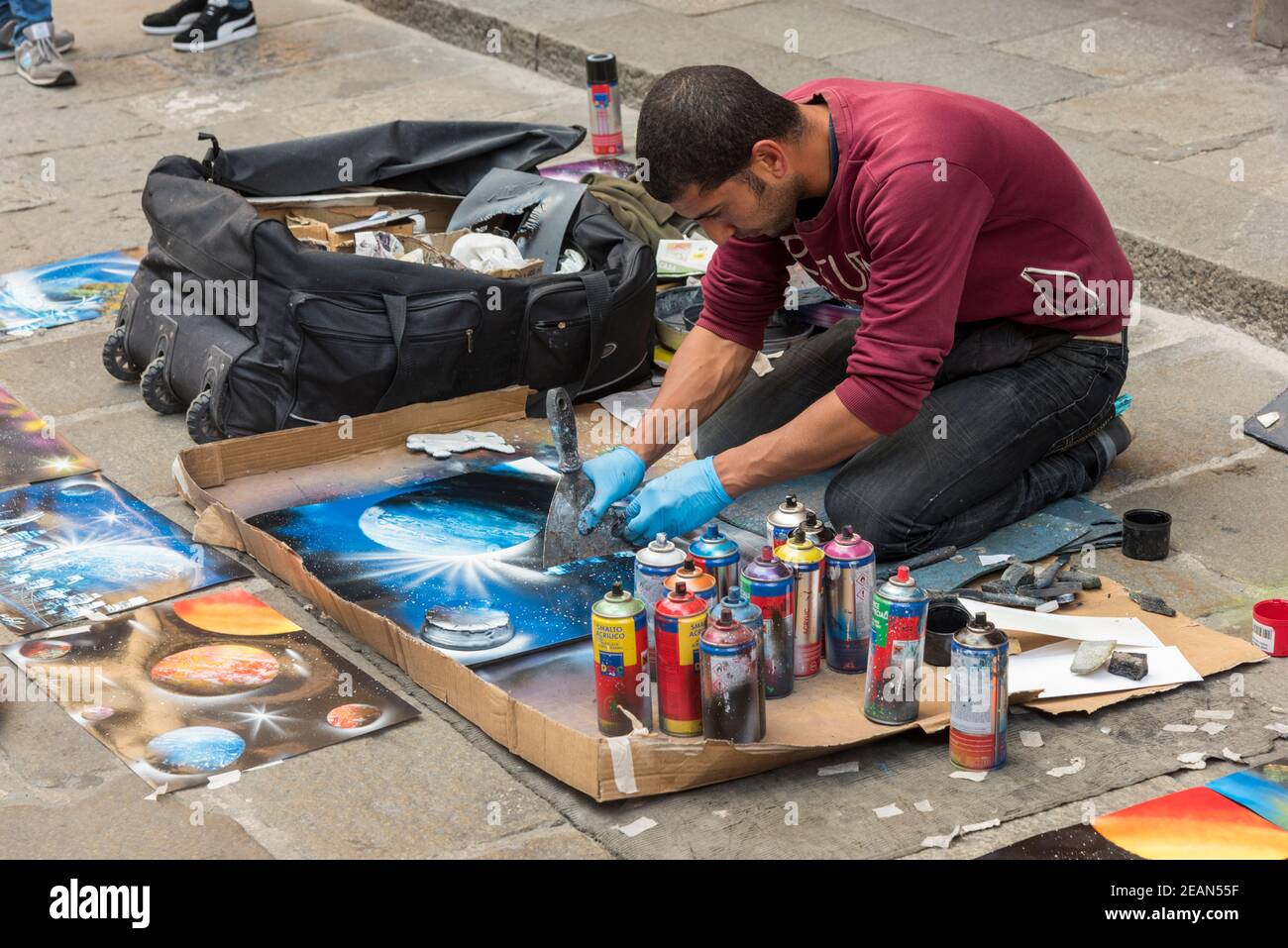 Busking artist hi-res stock photography and images - Alamy