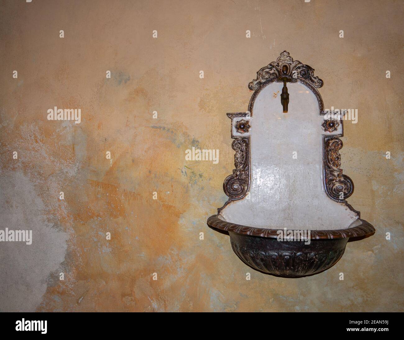Antique wash basin hi-res stock photography and images - Alamy