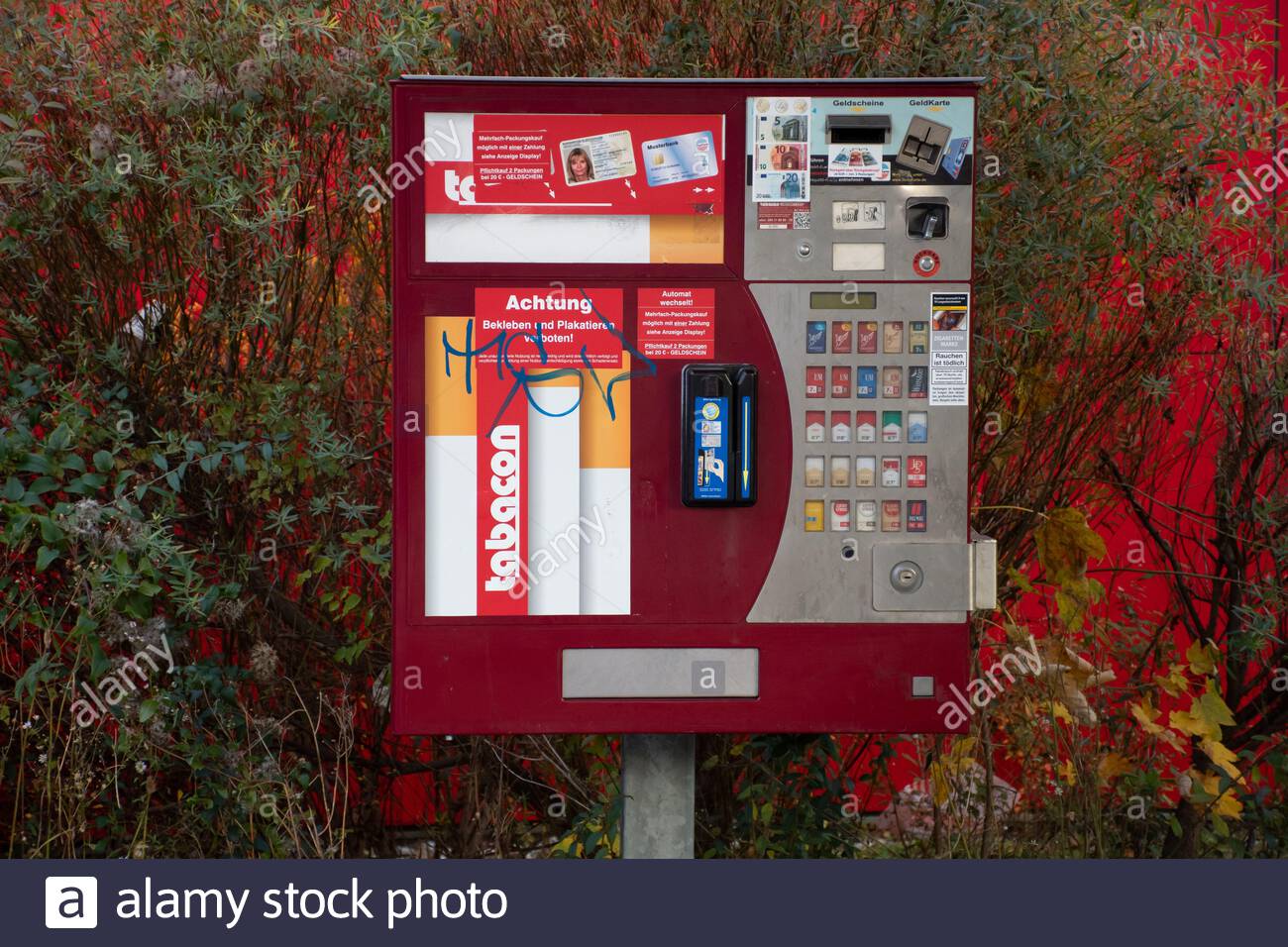 Cigarette Vending Machine High Resolution Stock Photography and Images ...
