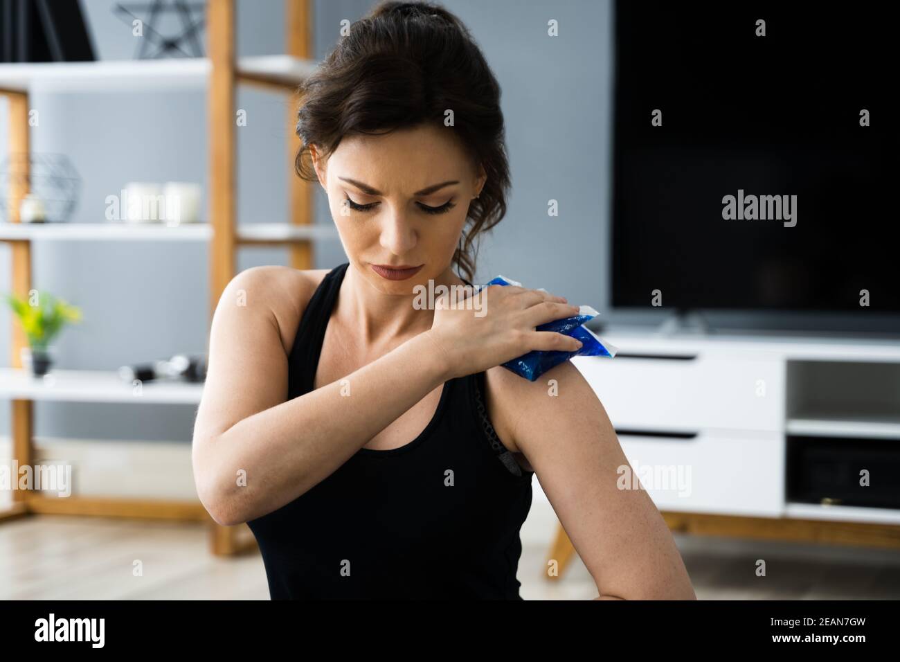 Applying Ice Pack Cold Therapy Gel Stock Photo - Alamy