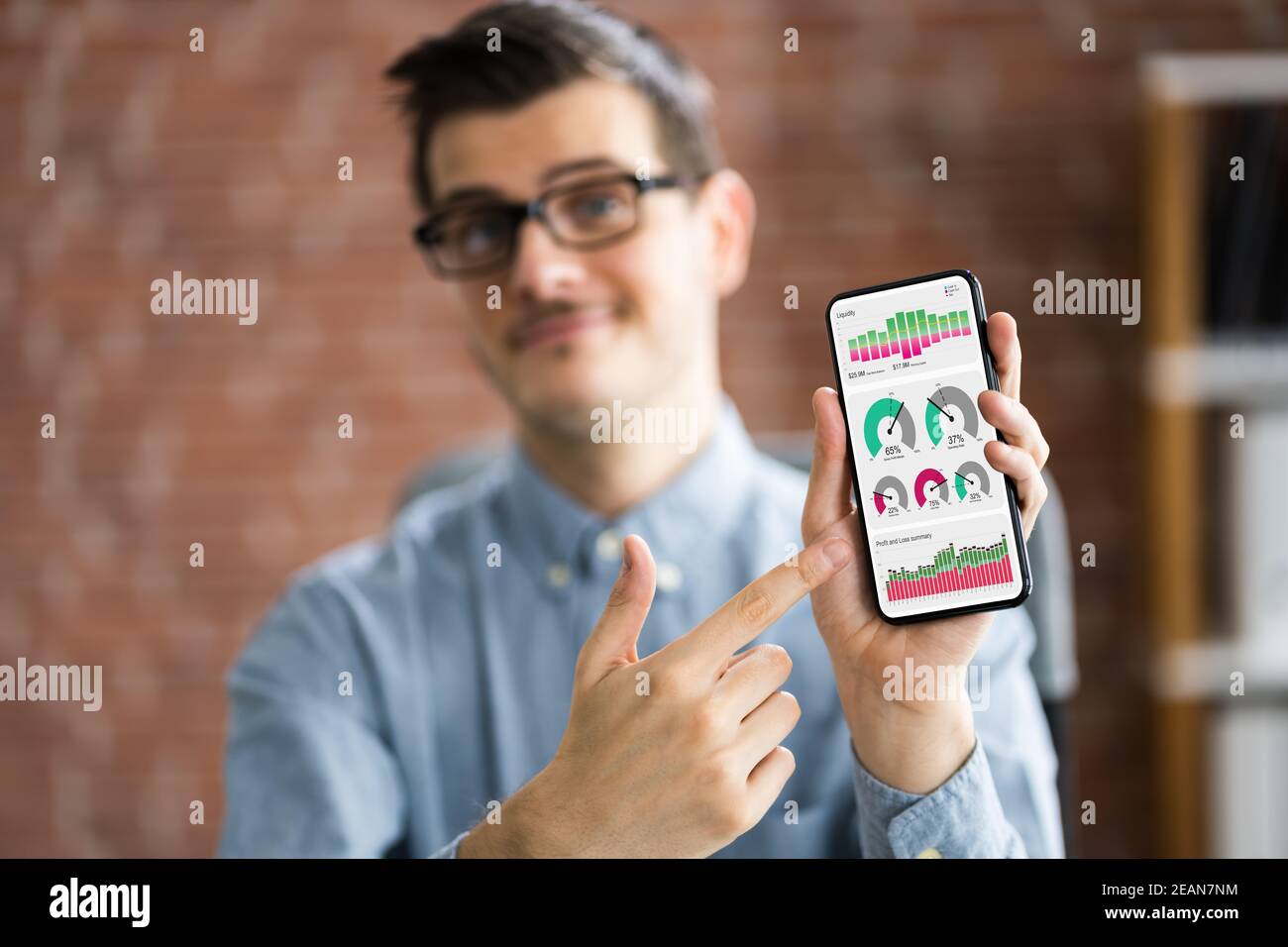 Man showing mobile hi-res stock photography and images - Alamy