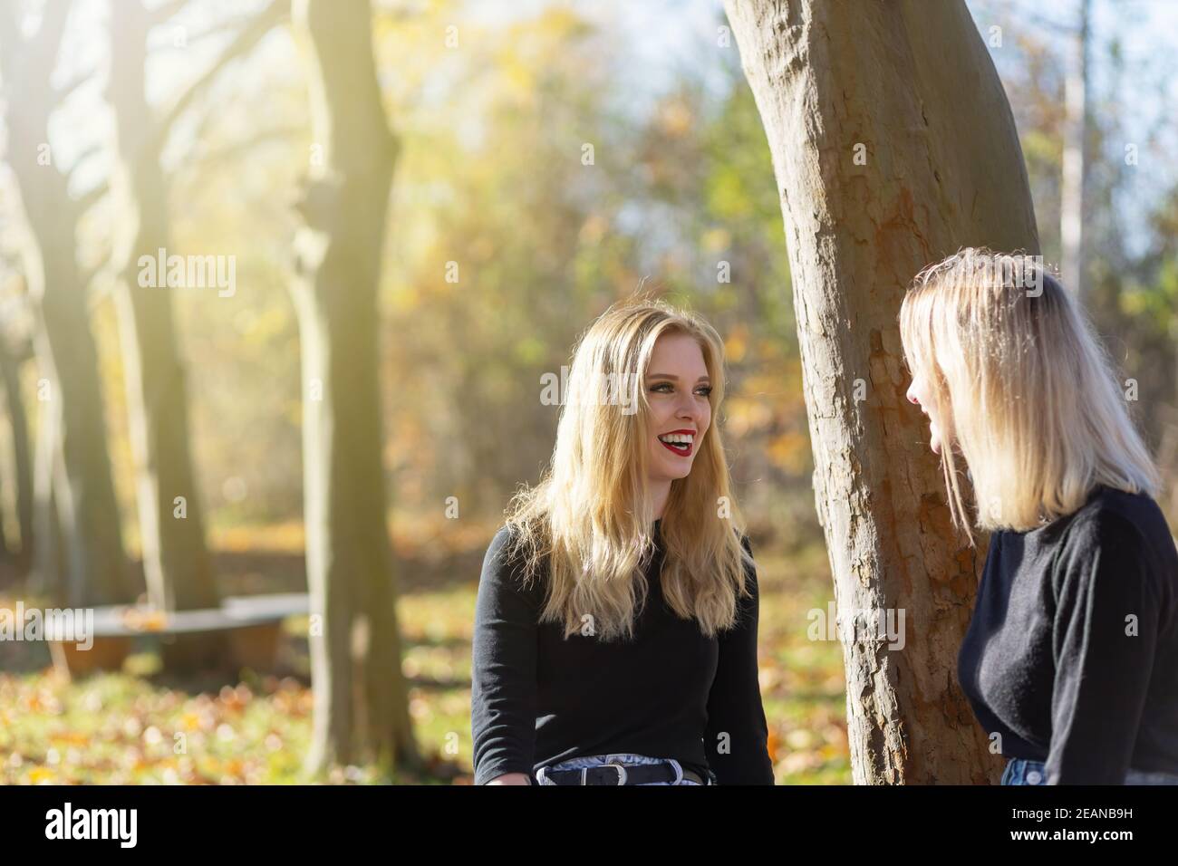 Girls talking together hi-res stock photography and images - Alamy