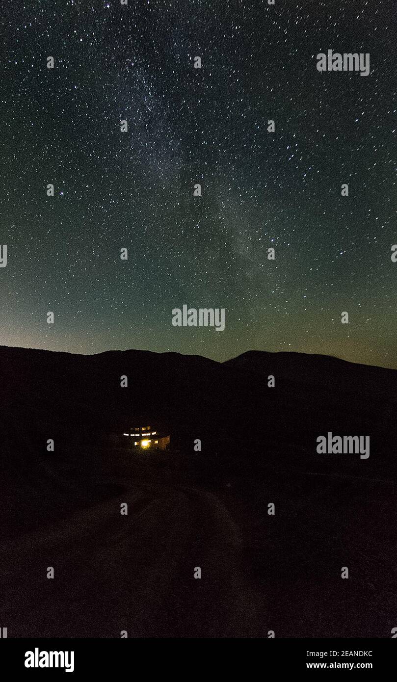 Starry night sky over mountains hi-res stock photography and images - Alamy