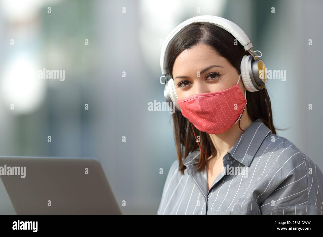 Employee headphones hi-res stock photography and images - Alamy