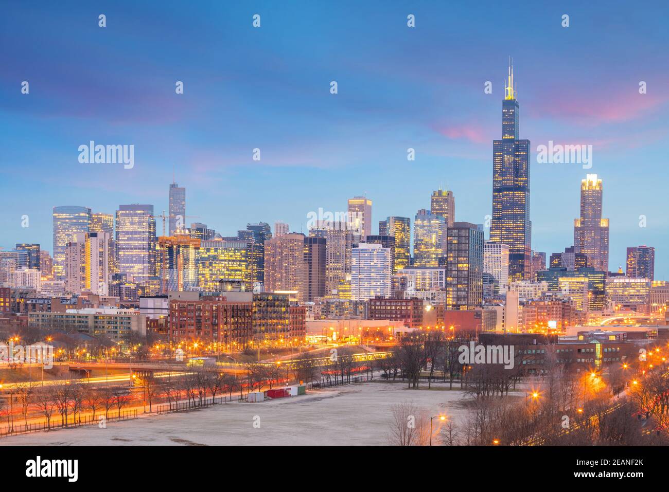 Downtown chicago skyline hi-res stock photography and images - Alamy