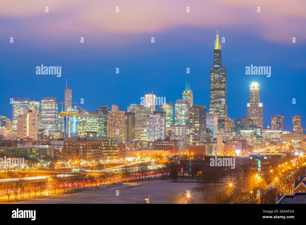 Downtown chicago skyline hi-res stock photography and images - Alamy