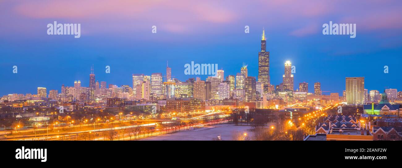 Downtown chicago skyline at sunset Illinois Stock Photo - Alamy