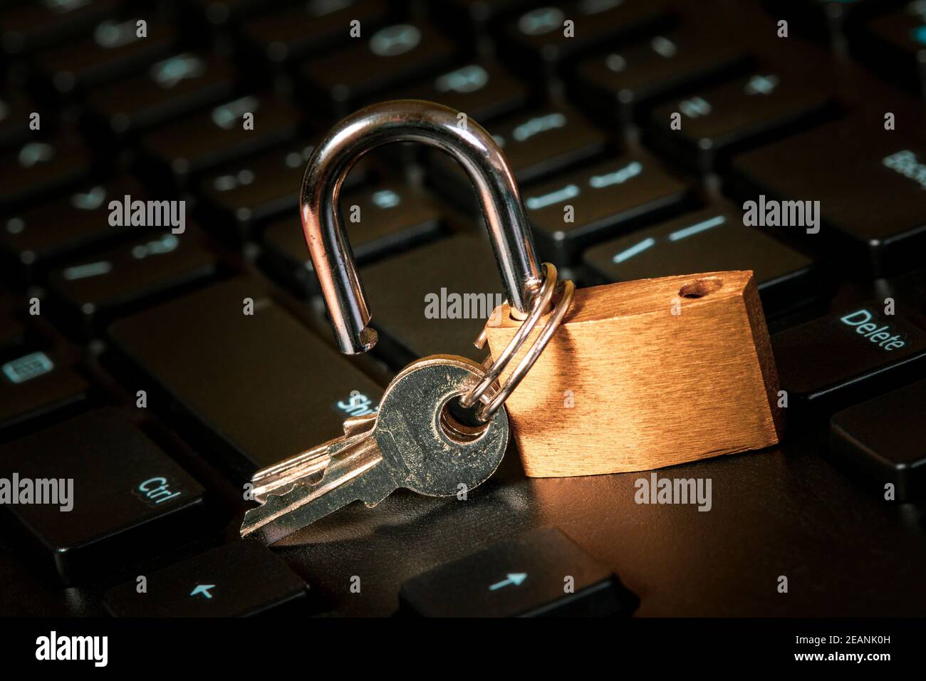 Cyber security broken lock hi-res stock photography and images - Alamy