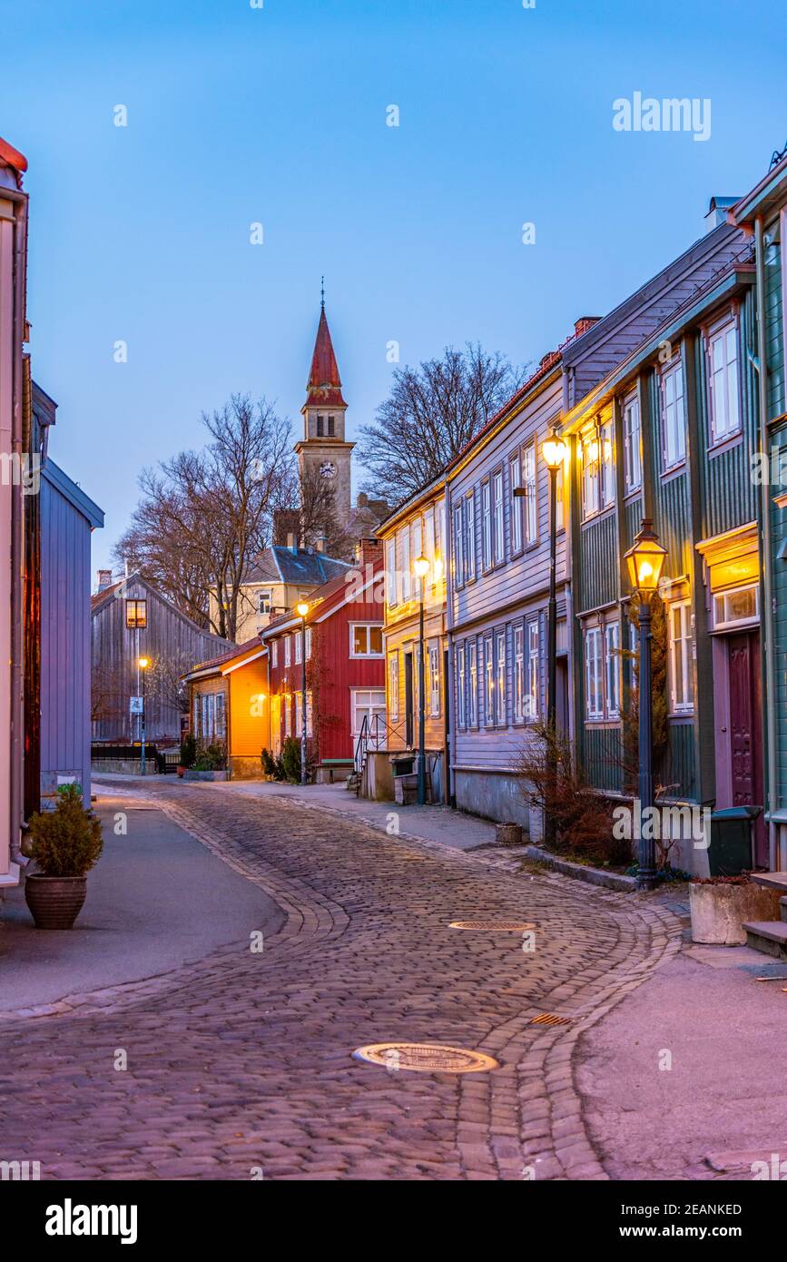 Sunset view of a narrow street in the Brygge district of Trondheim ...