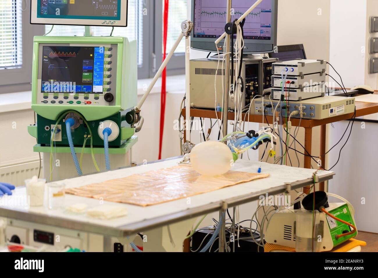 Isometric pulmonary ventilator providing breathable air in hospital ...