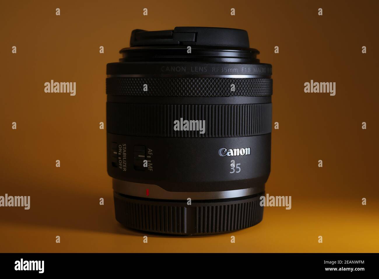 35 mm lens canon hi-res stock photography and images - Alamy
