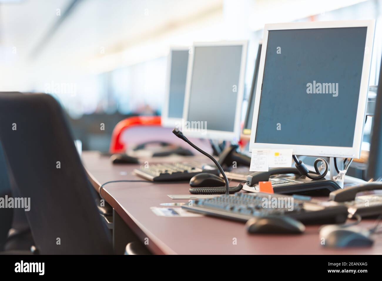 Airport gate desk hi-res stock photography and images - Alamy