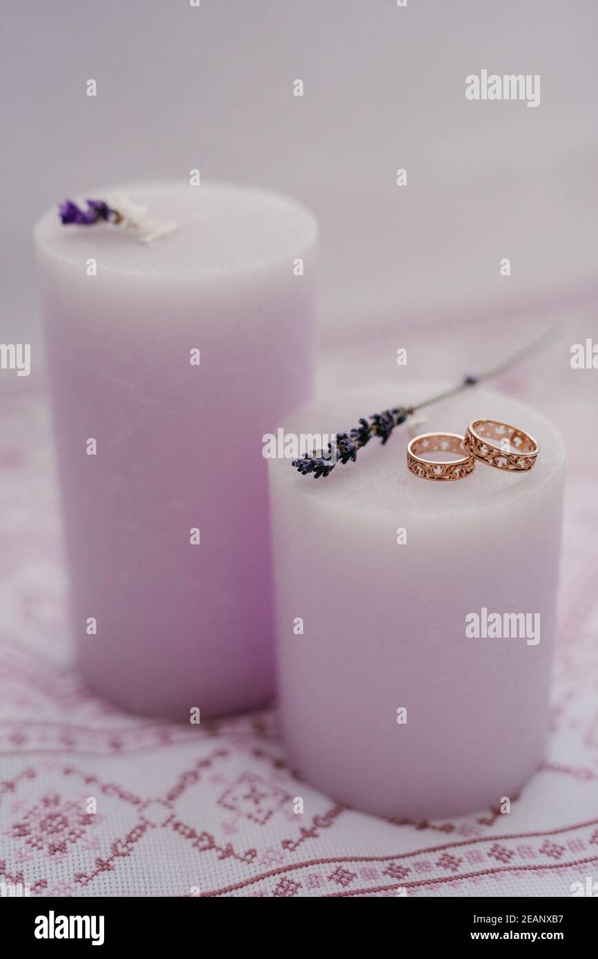 wedding rings with wedding decor Stock Photo - Alamy
