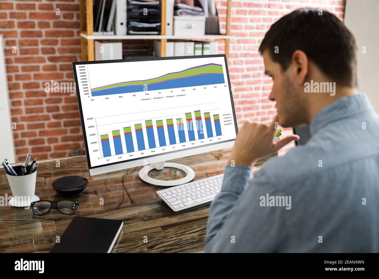 Computer charts and graphs hi-res stock photography and images - Alamy