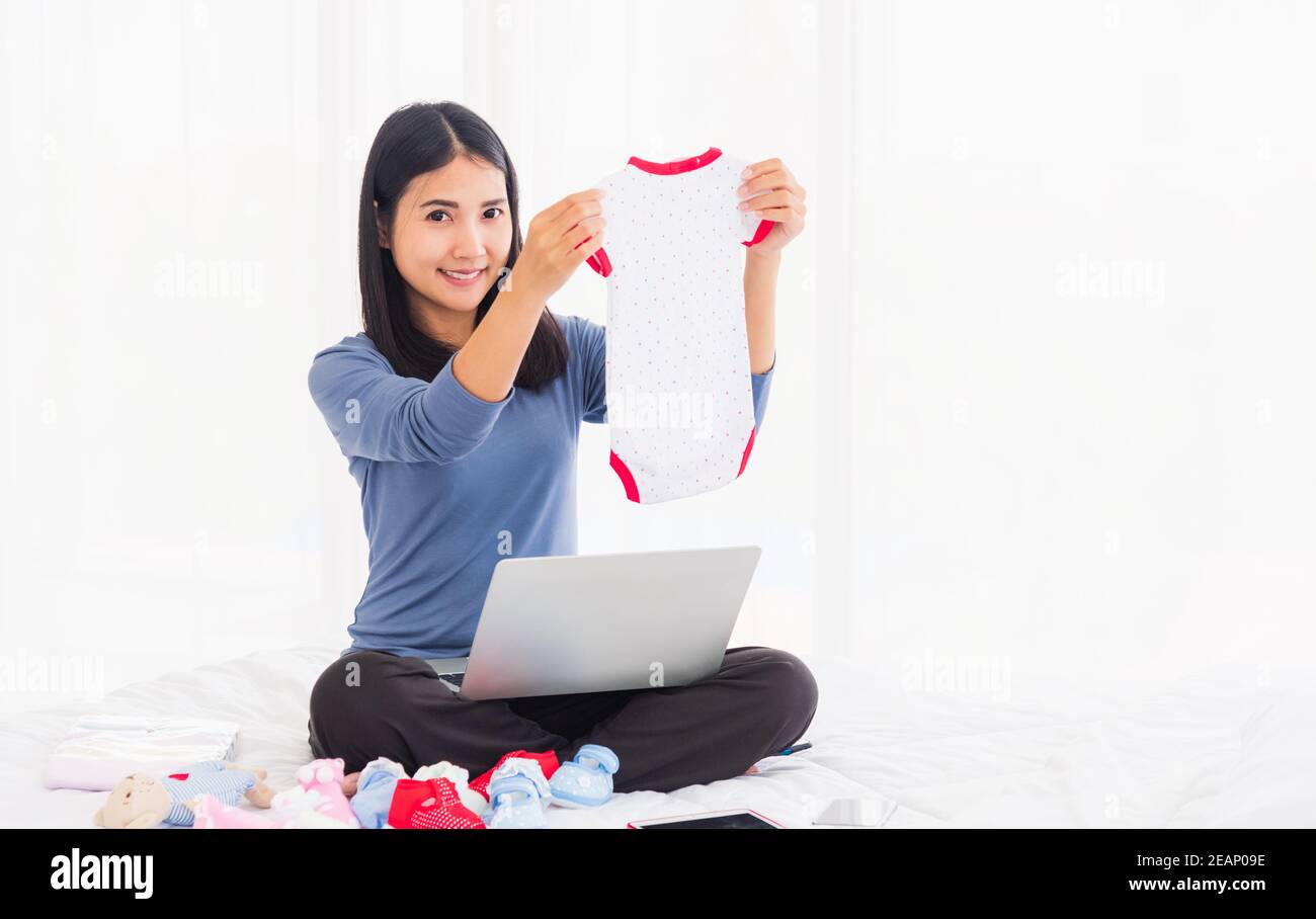 Asian pregnant woman with computer hi-res stock photography and images ...